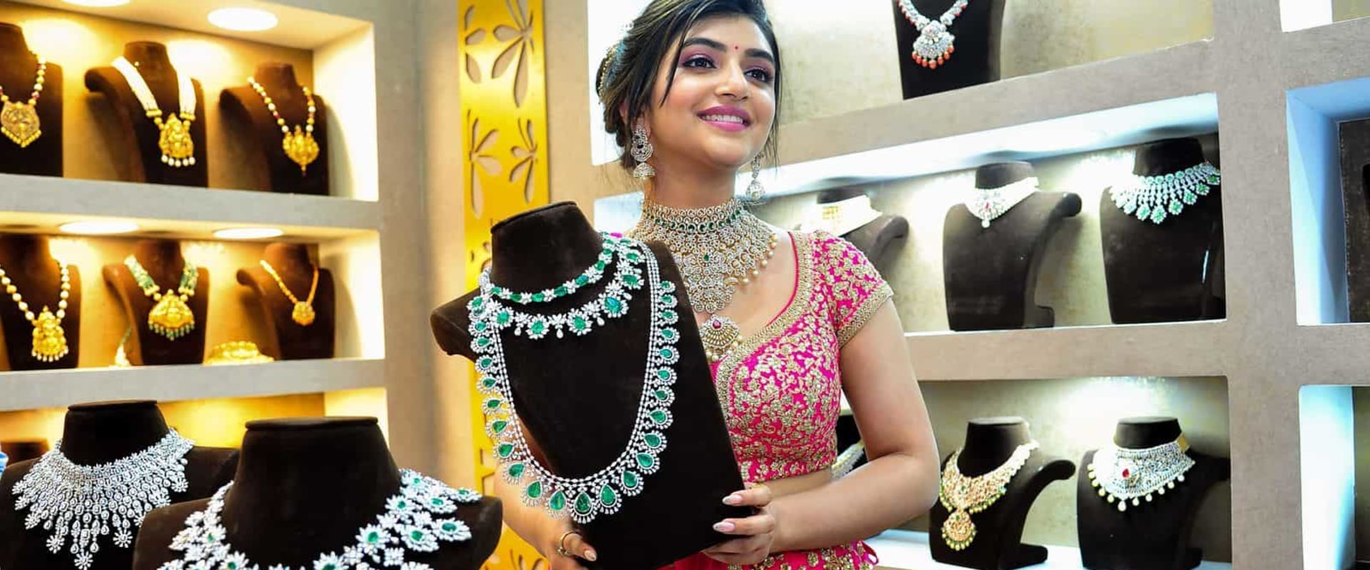 Who sets the price of gold every day?